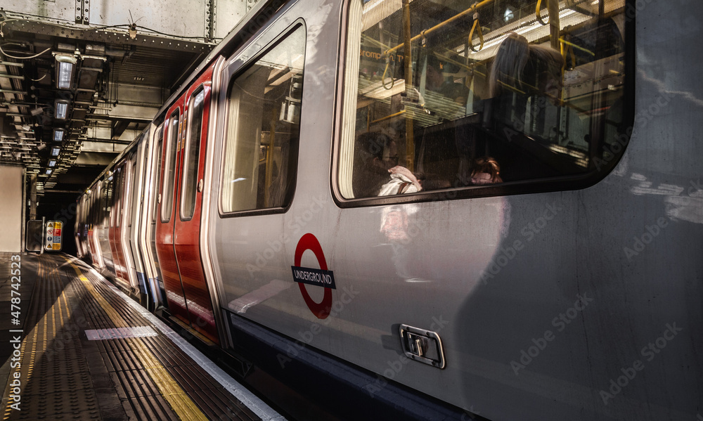 Foto de Underground sub-surface train at a Tube railway station. TFL ...
