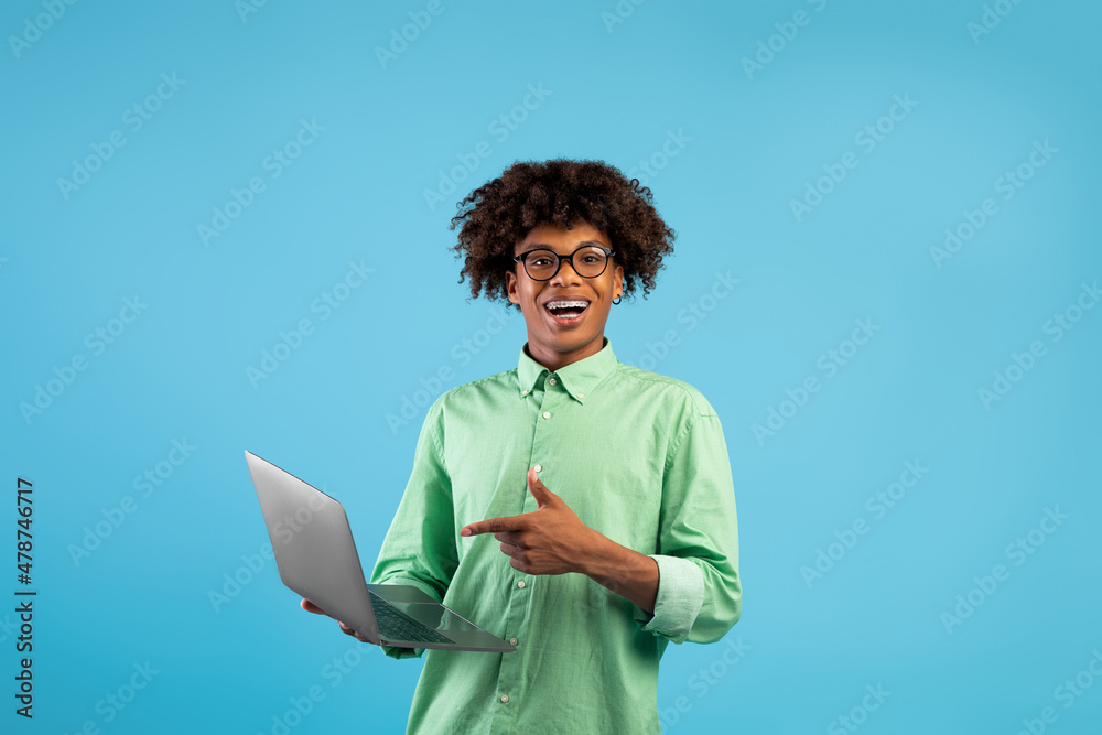 Fotografia do Stock: Online education concept. Happy african american ...