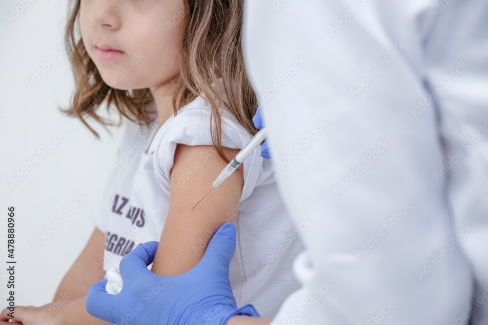 Criança tomando vacina no braço com prevenção do covid 19 e medico com ...
