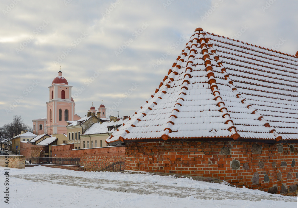 Foto Stock Vilnius Basteja fort and old town in winter time. Red brick ...