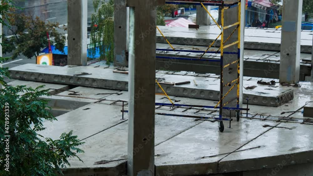 Vidéo Stock Construction site in the rain. The builders left the ...