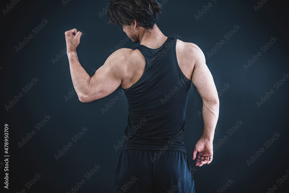 筋肉を鍛える男性（背中） Stock Photo | Adobe Stock