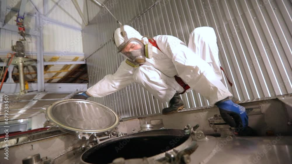 Vidéo Stock Internal washing and steaming of tanks. Cleaning the truck ...