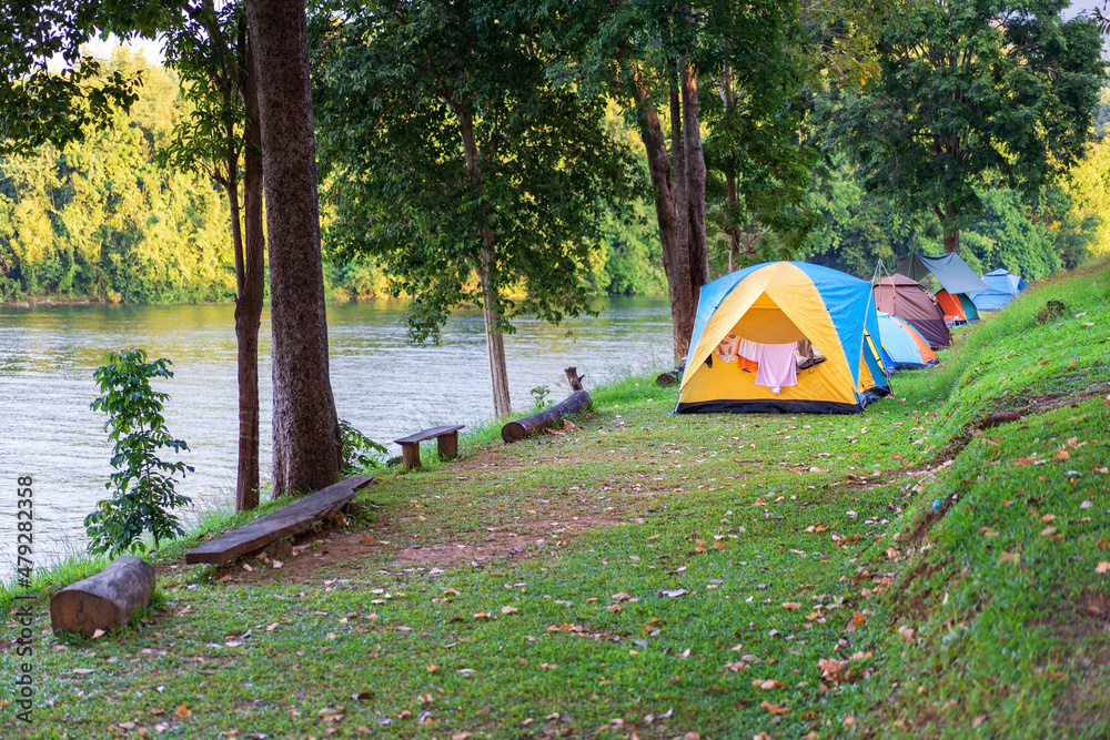 Foto de nature autumn camping cabin tents on waterfront to morning ...