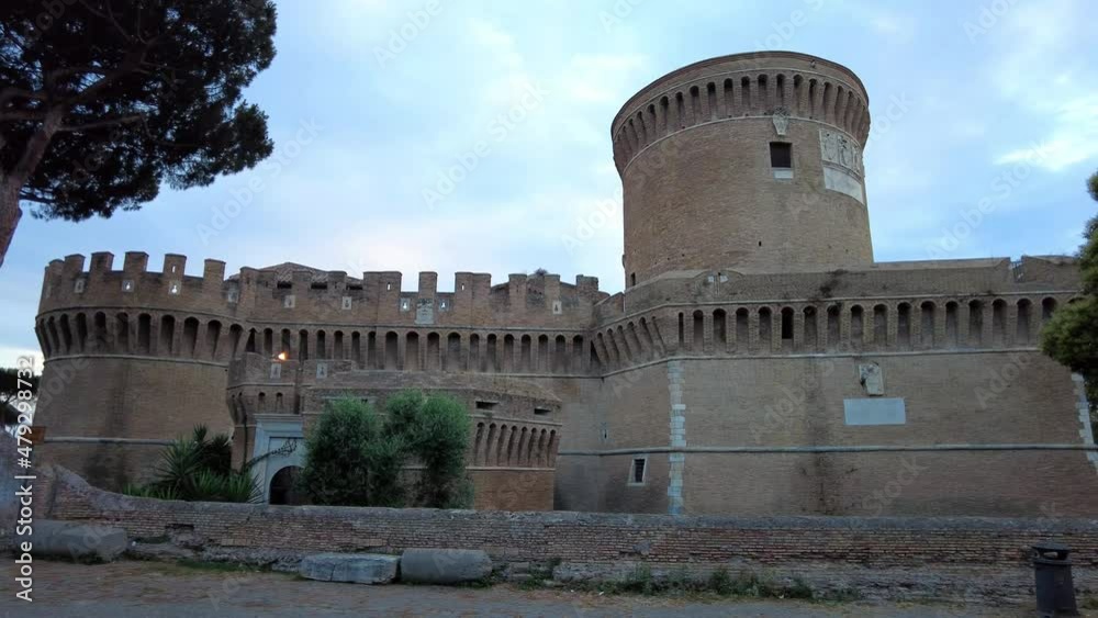 Vidéo Stock Panning right on Julius II s castle a wonderful well ...