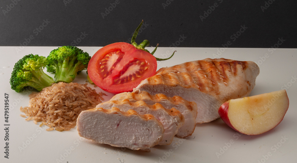 Primer plano de pechuga de pollo cortada con frutas y verduras. Close ...