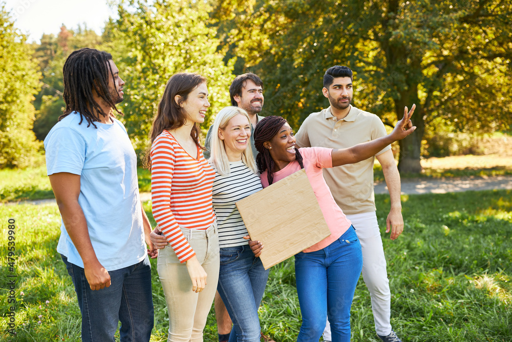 Gruppe junger Leute als multikulturelles Team im Sommer Stock Photo ...