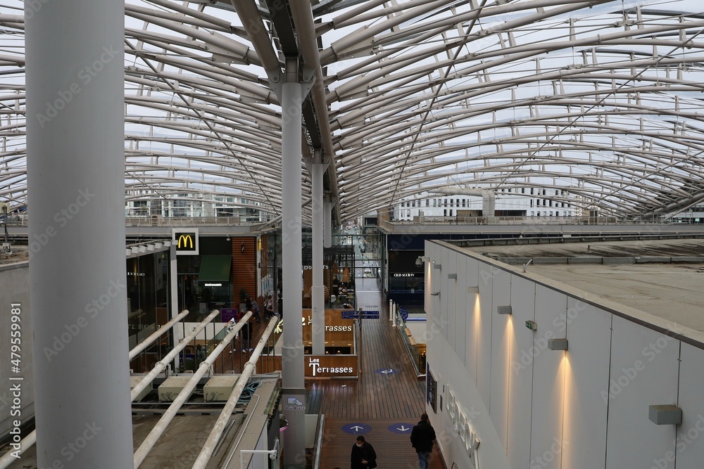 Le centre commercial Confluence, intérieur du centre commercial ...