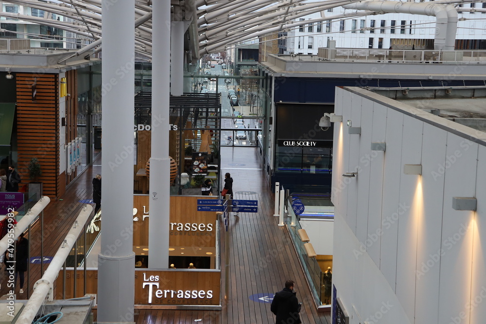 Le centre commercial Confluence, intérieur du centre commercial ...