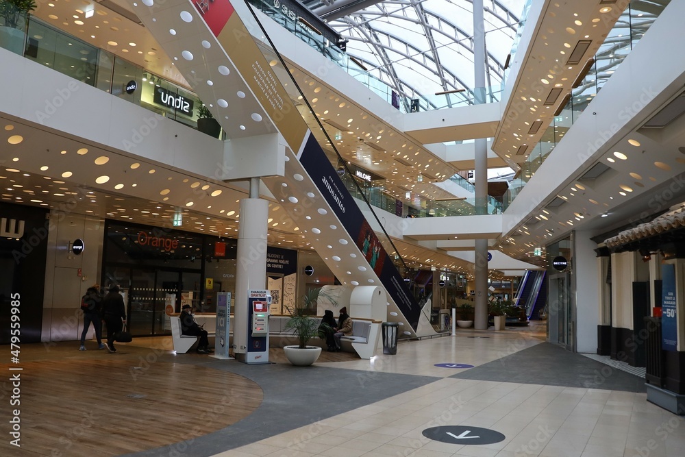 Le centre commercial Confluence, intérieur du centre commercial ...