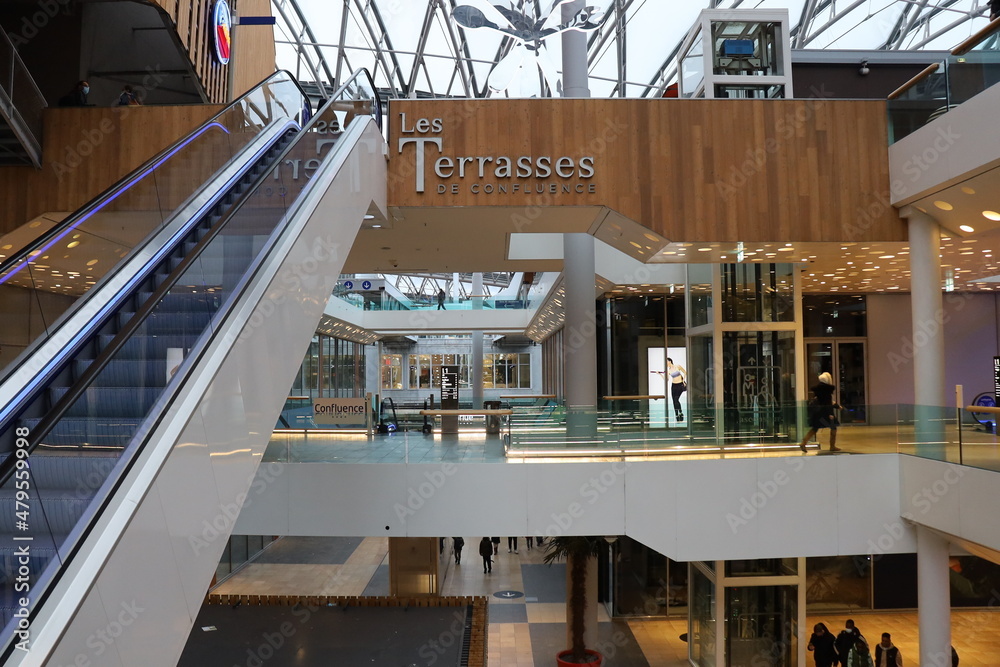 Le centre commercial Confluence, intérieur du centre commercial ...
