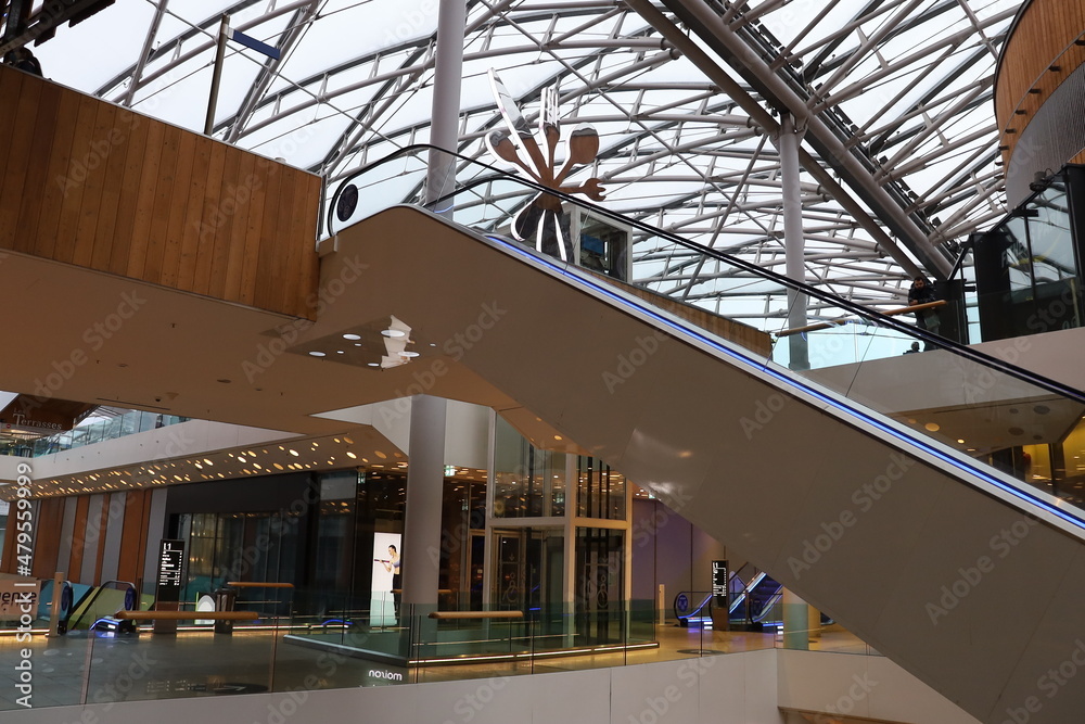 Le centre commercial Confluence, intérieur du centre commercial ...