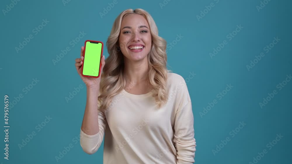 Video Stock Stylish lady hold green screen device thumb up isolated ...