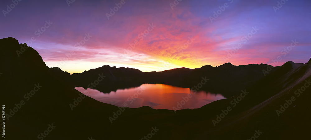백두산 천지에 비치는 신비로운 일출 풍경 Stock 写真 Adobe Stock