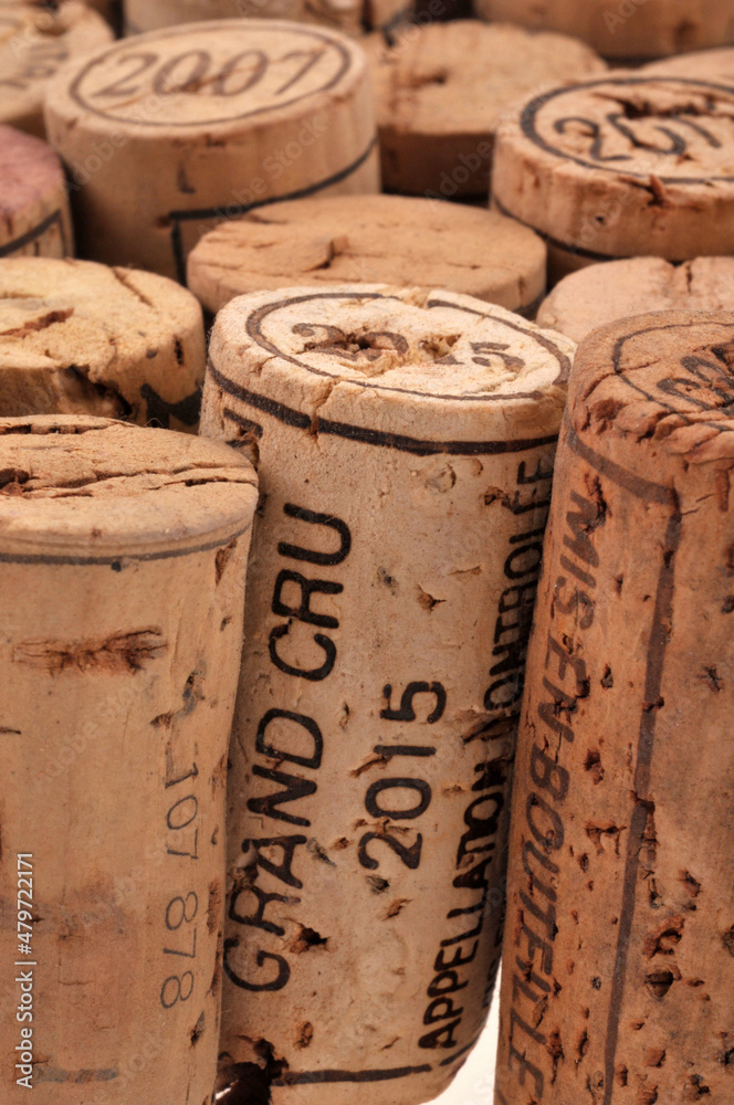 Bouchons de bouteilles de vin français en liège de différentes années ...