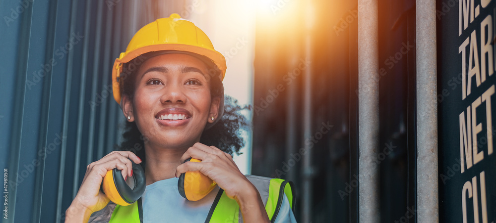 Foto de American women of color Work in an international shipping yard ...