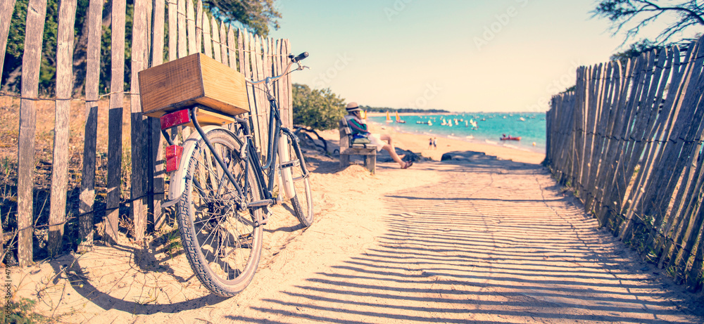 Vieux vélo au bord de la mer pendant les vacances sur une plage en ...