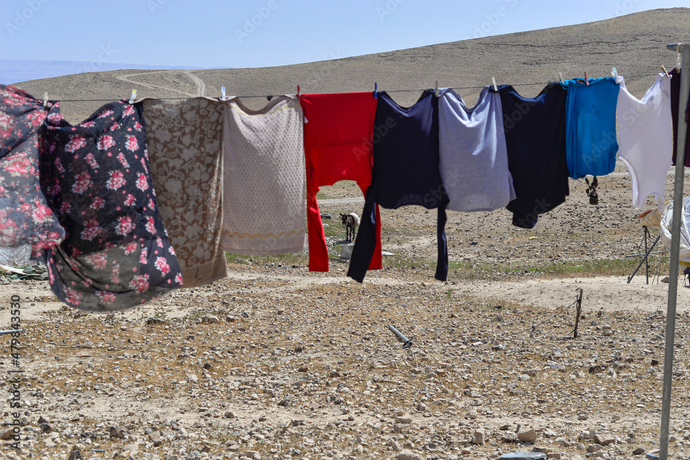 Foto de Laundry line with clothes in Bedouin village in Negev desert ...