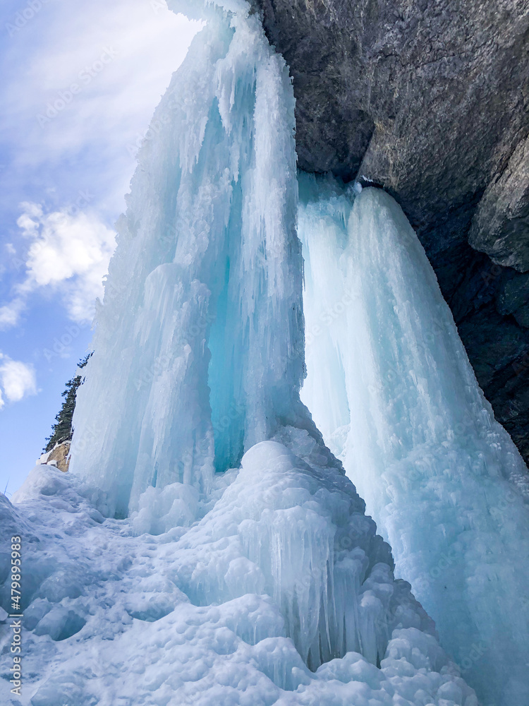Foto de Frozen waterfall in Banff National Park, Canada. Panther Falls ...