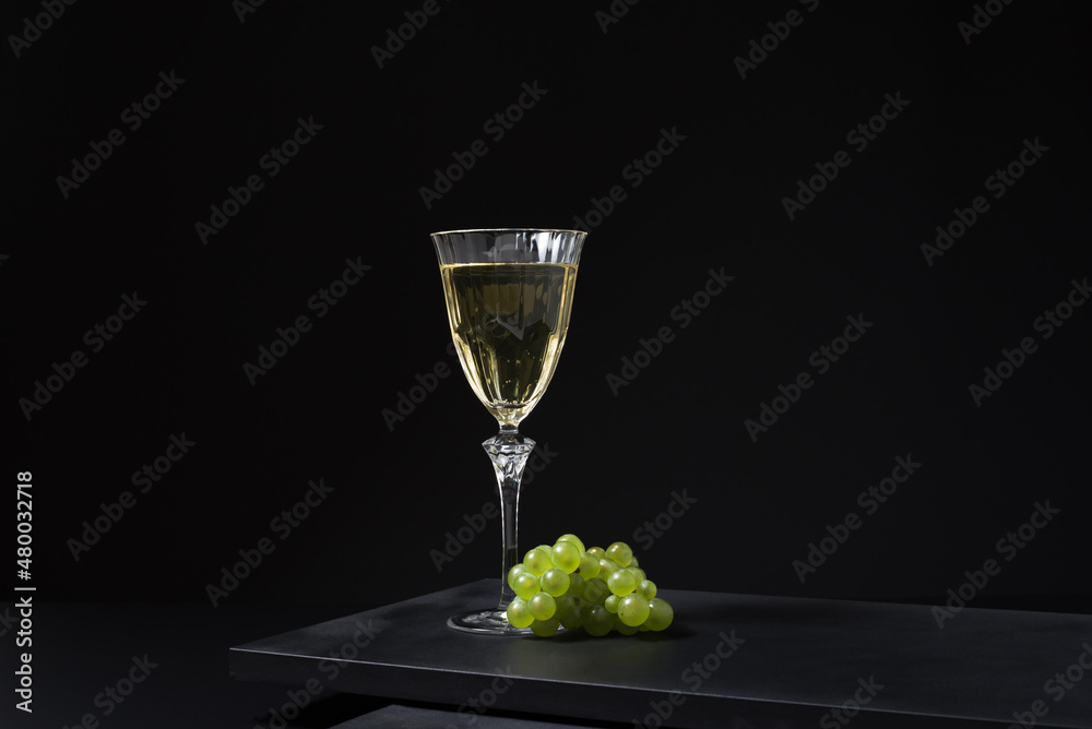 Foto de Una copa de vino blanco Verdejo español y un racimo de uvas de ...