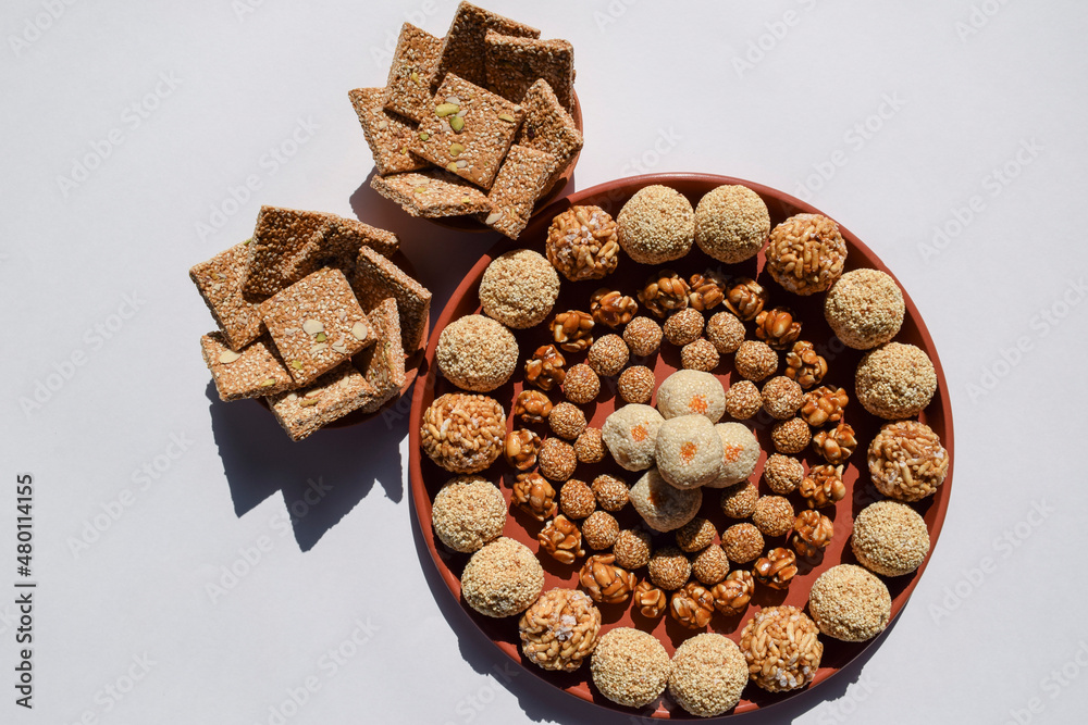 Fotka „Tasty Assorted sankranti sweets. Til laddu, peanut, amaranth ...