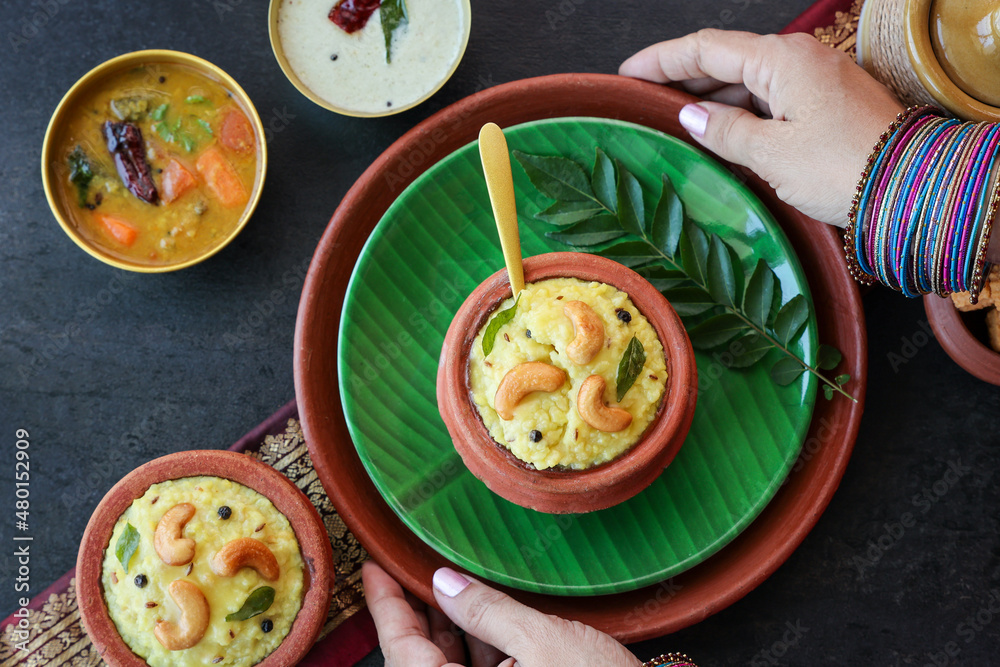 Fotka „Ven Pongal Khara Pongal Sambar coconut chutney woman hand ...