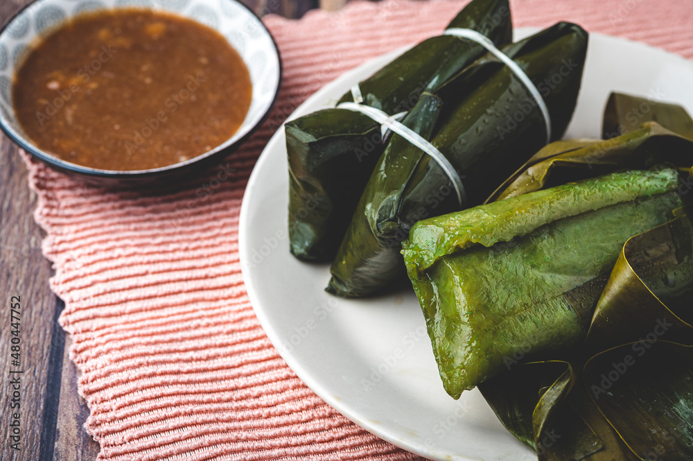 Suman na Malagkit na may Latik – Filipino Sticky Rice Cake with Coconut ...