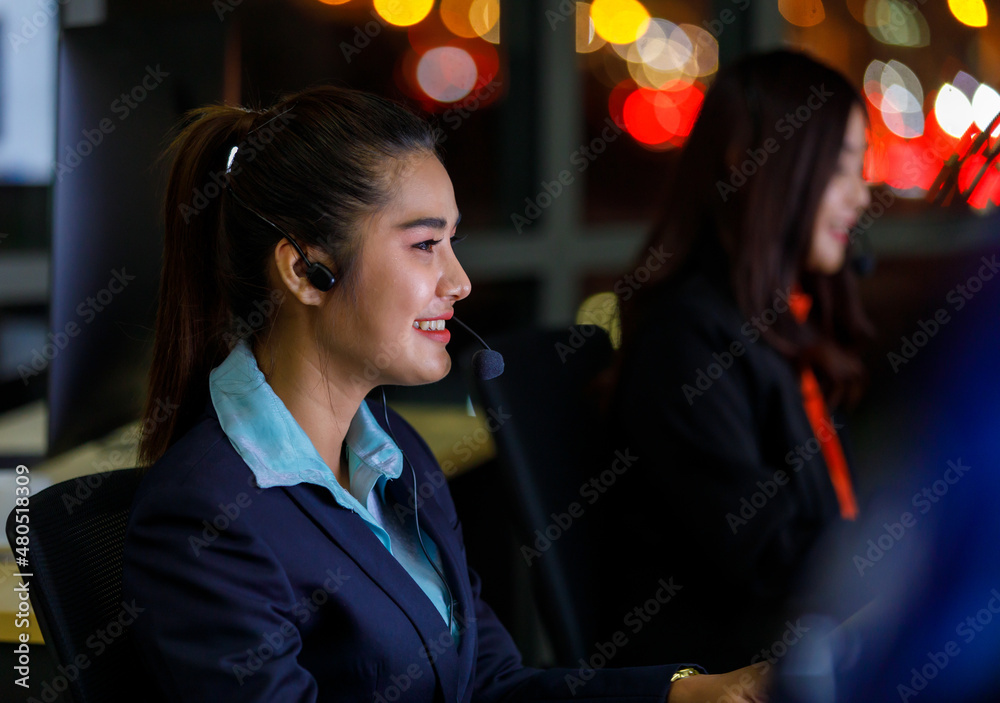 Foto de Asian professional happy female service helpline operator ...