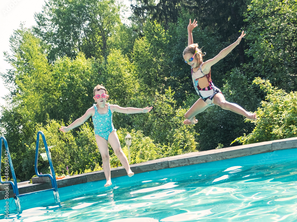 Foto de Caucasian girls 5 years old happily splash and dive in the ...