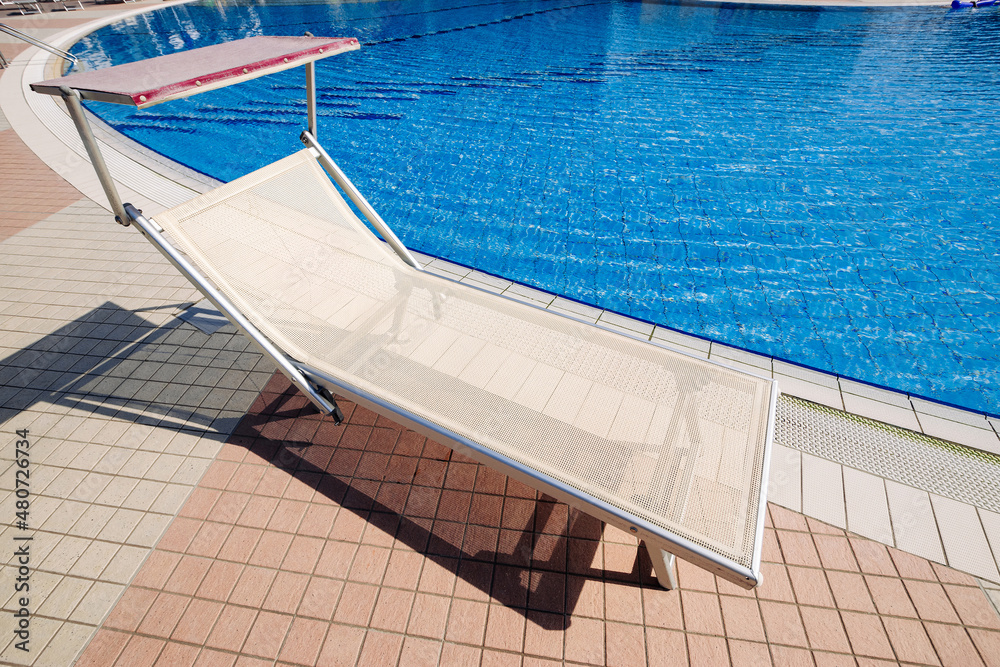 Foto de Resort pool. Summer resort chair, relax lounge at luxury hotel ...