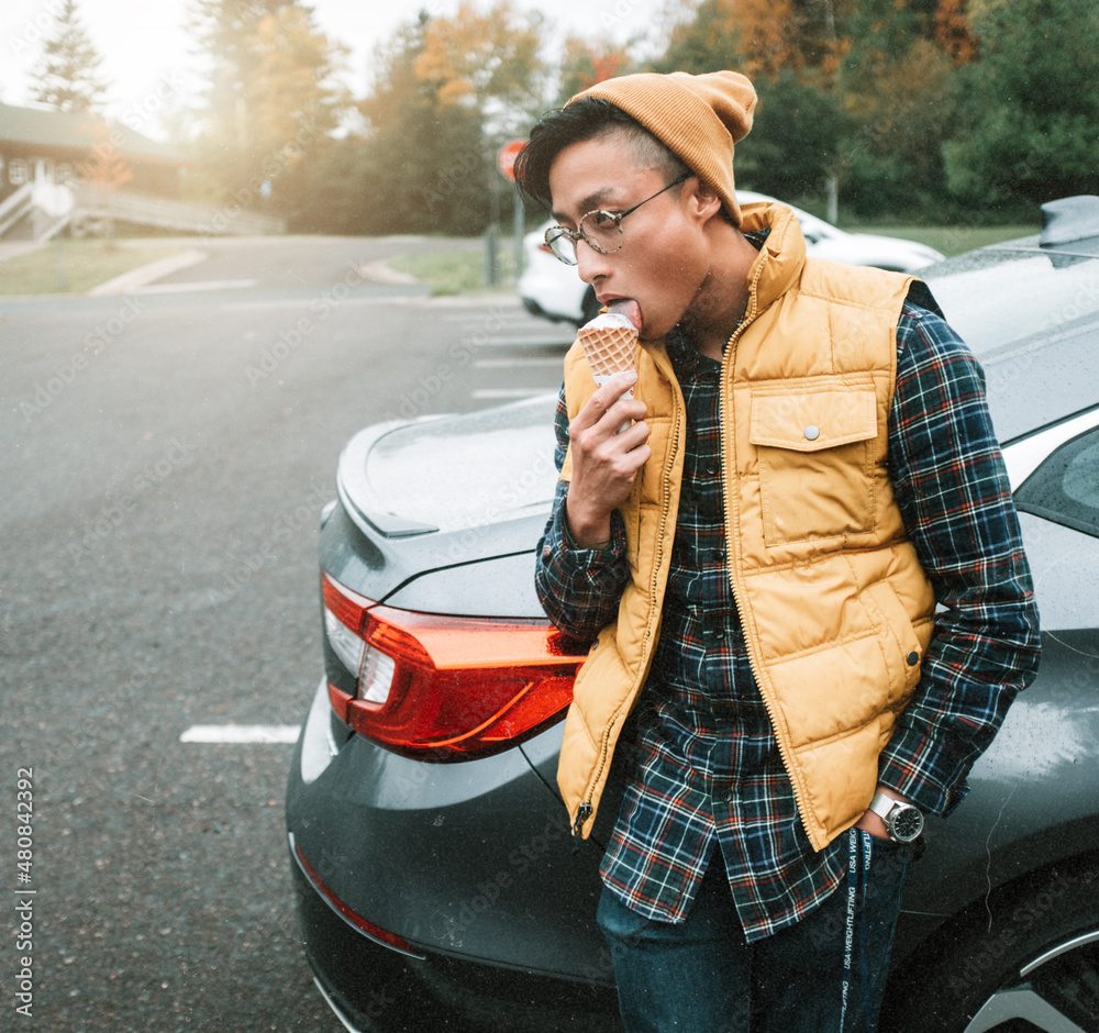 FUNNY PHOTO OF MODEL EATING ICE CREAM 素材庫相片 | Adobe Stock