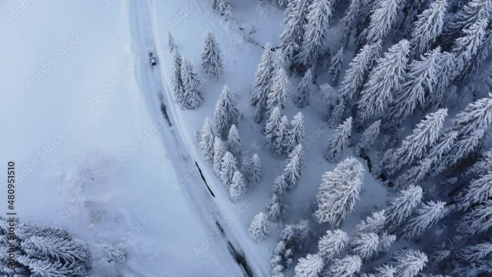 Voiture Qui Roule Sur Une Route De Montagne Enneigée Dans La Vallée En