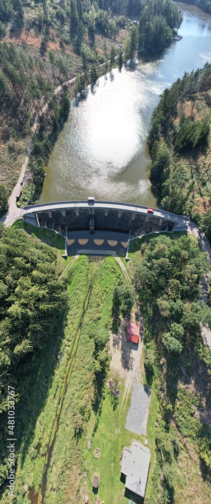 Foto de Stone dam with an arch bridge The dam of the Sedlice reservoir ...