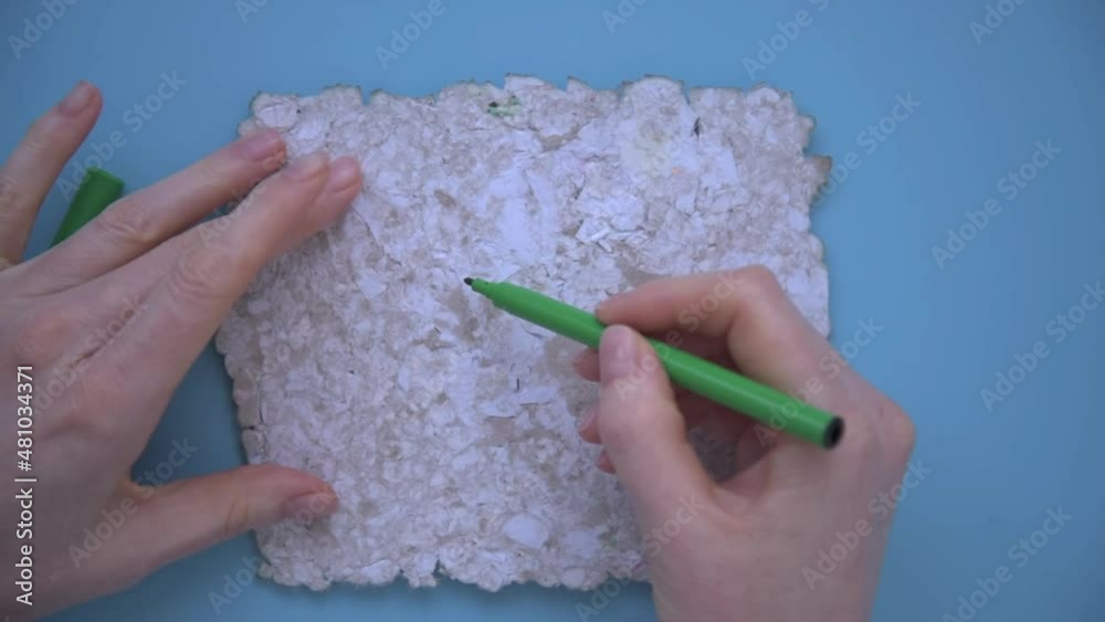 Vidéo Stock Women's hands draw a sign of reuse with a green felt-tip ...