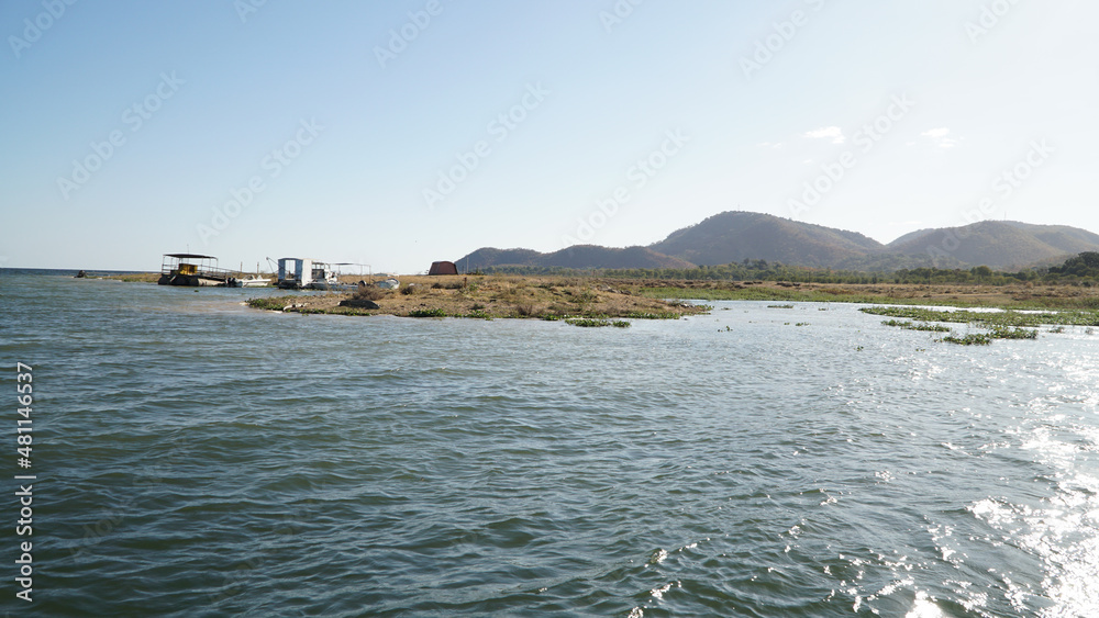 Foto de Alligators in the water near a safari camp in Binga at Lake ...