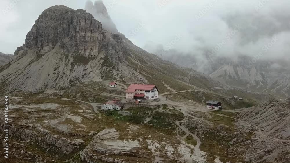 Refugio en Tre cime di lavaredo, Dolomites, Italia vídeo de Stock ...
