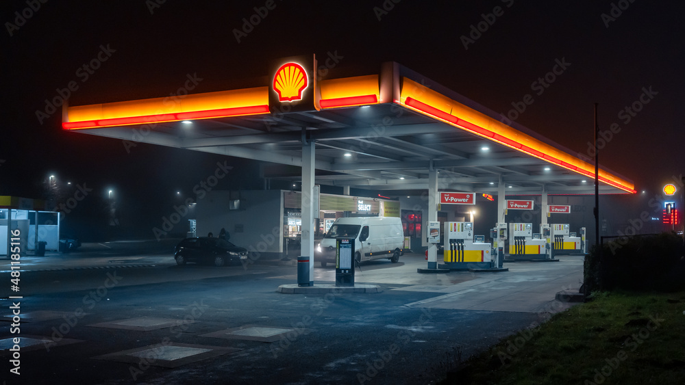 Foto de Royal Dutch Shell petrol station at night do Stock | Adobe Stock