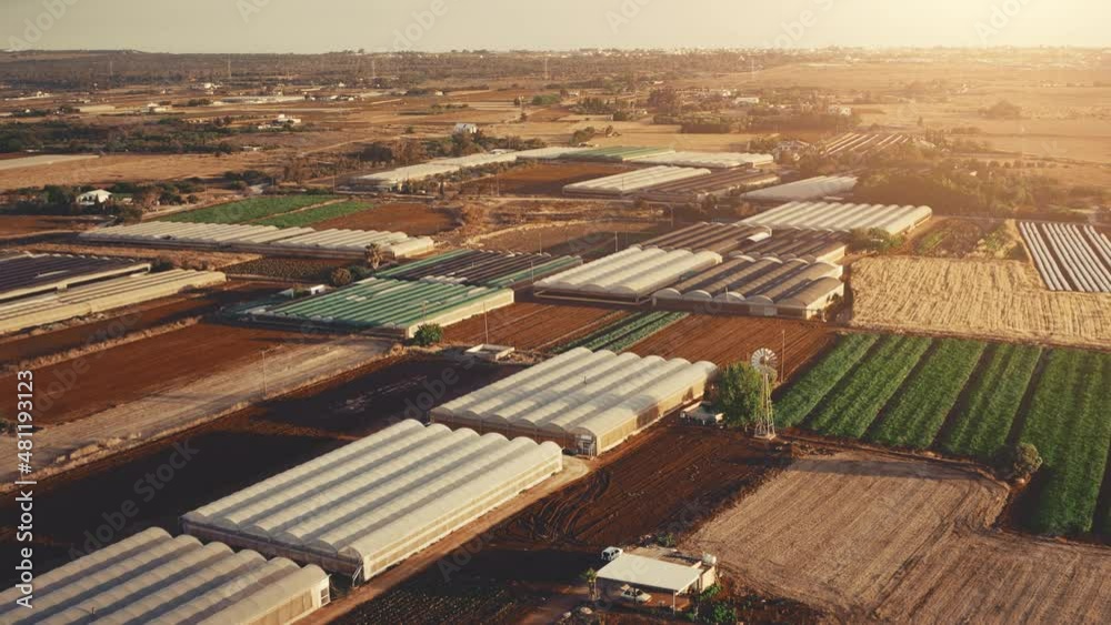 Stockvideo Greenhouses buildings and soil fields on rural farm ...