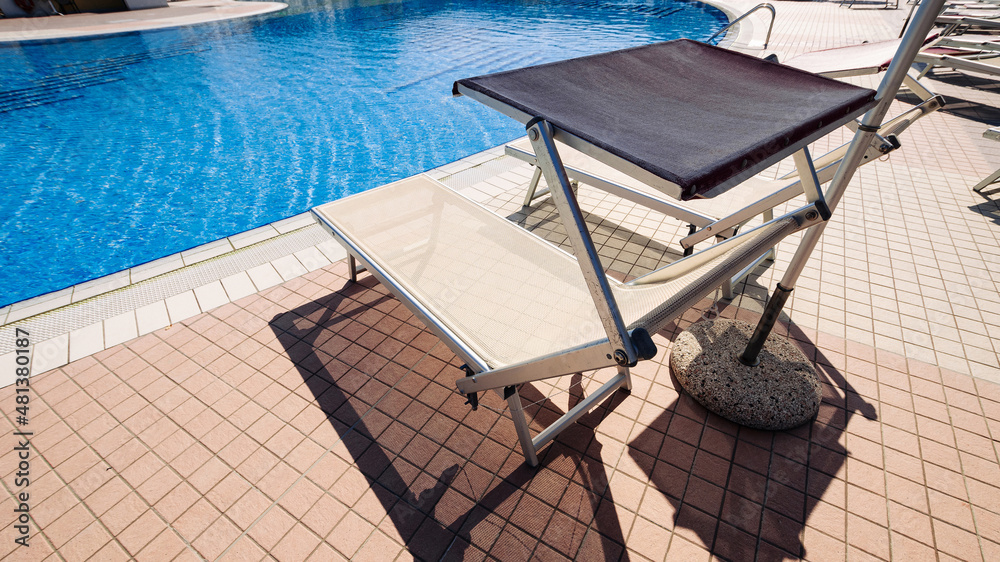 Foto de Resort pool. Summer resort chair, relax lounge at luxury hotel ...