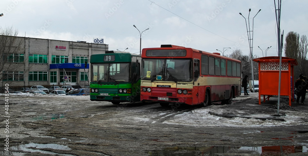 Foto de kazakhstan, Ust-Kamenogorsk, january 17, 2022: Two buses on the ...