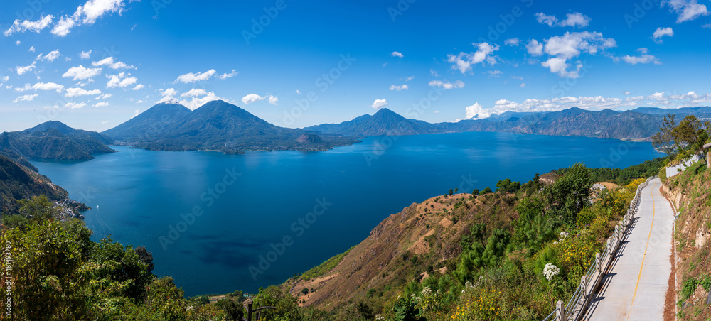 vista panorámica del lago Atitlán rodeado de volcanes - lago Atitlán ...