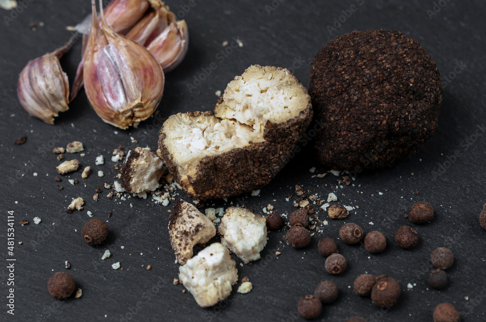 Foto de whole and broken ball of Belper Knoll cheese, black pepper and ...