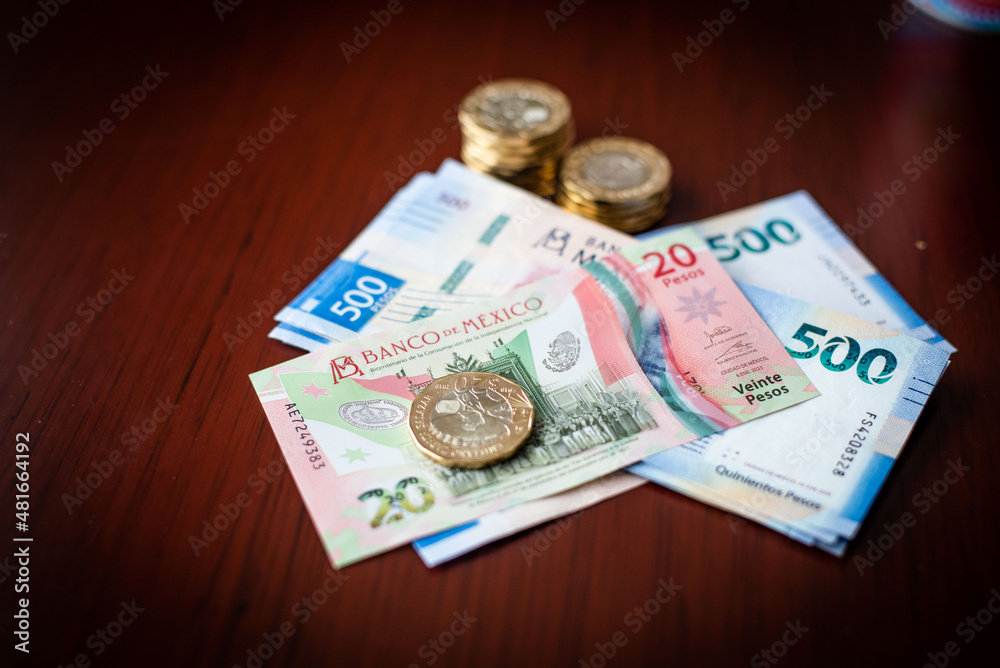 Foto de Nuevas monedas y billetes mexicanos do Stock | Adobe Stock