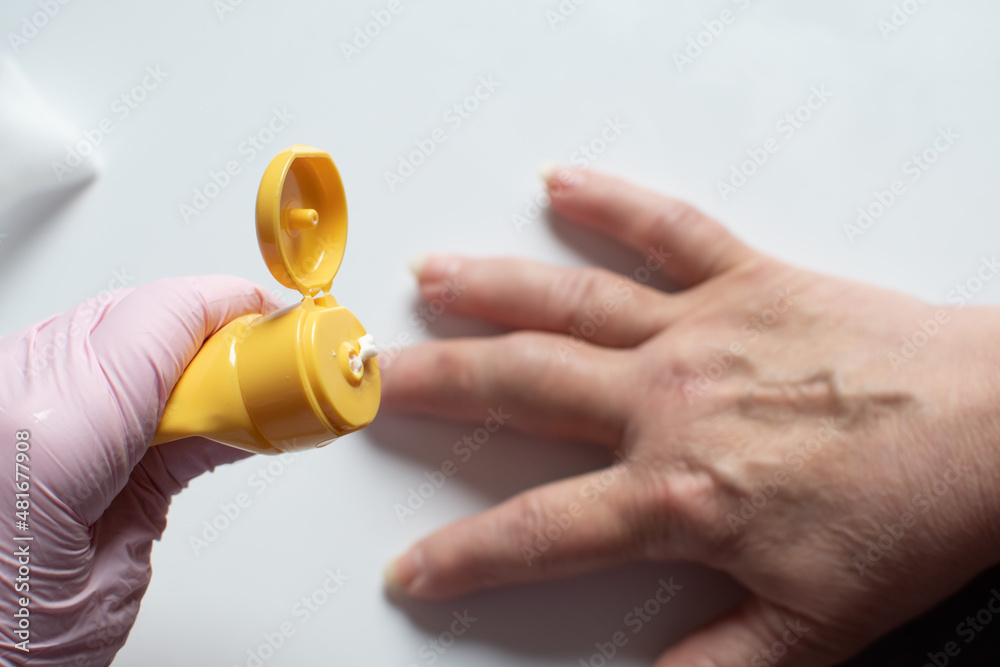 Foto de Primary examination of the patient by a traumatologist. The ...