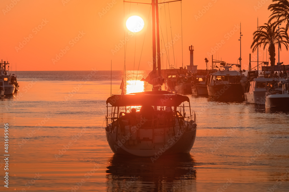 Voilier au coucher de soleil dans le port du Grau du Roi, Camargue, Sud de la France. Stock ...