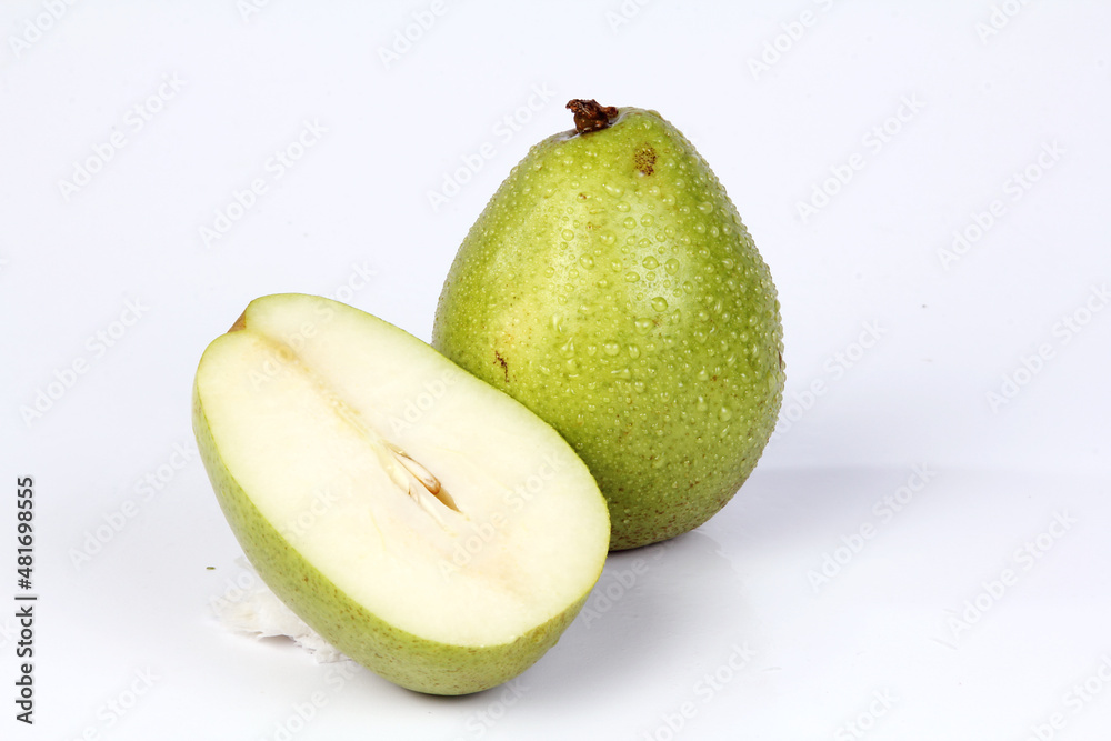 Pera verde sobre fondo blanco Stock Photo | Adobe Stock