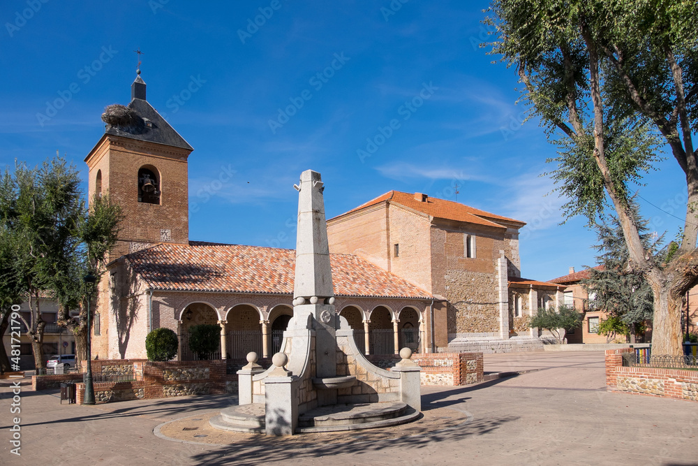 Vista de la Plaza Mayor y parroquia de San Miguel en el pueblo de ...