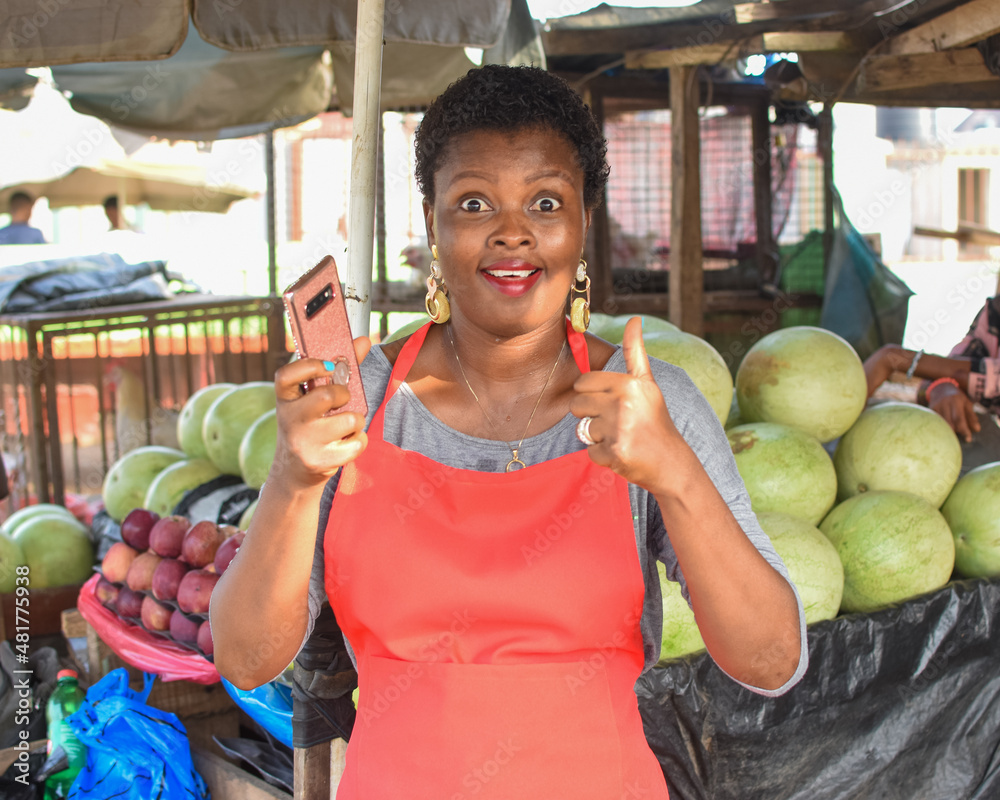 Fotografia do Stock: African woman or female trader with a smart phone ...