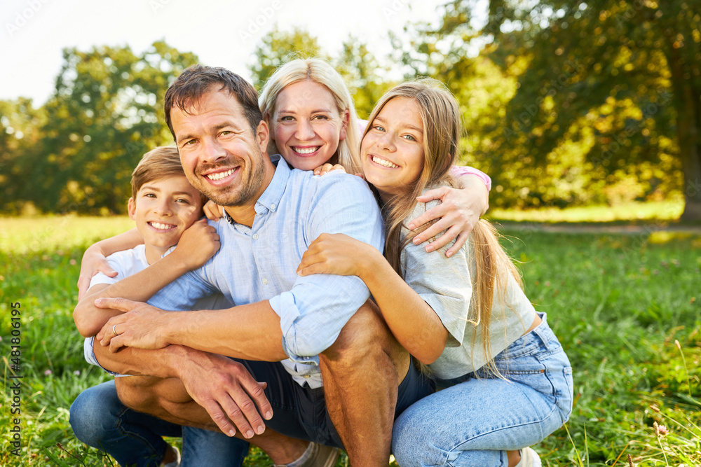 Eltern und zwei Kinder als harmonische Familie Stock Photo | Adobe Stock