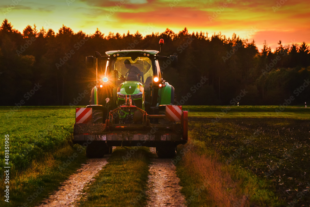 Traktor auf dem acker Stock Photo | Adobe Stock